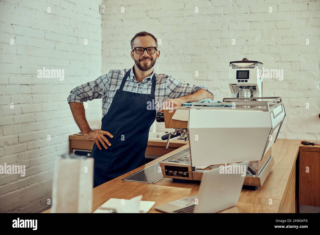 Espresso machine behind counter hi-res stock photography and images - Alamy