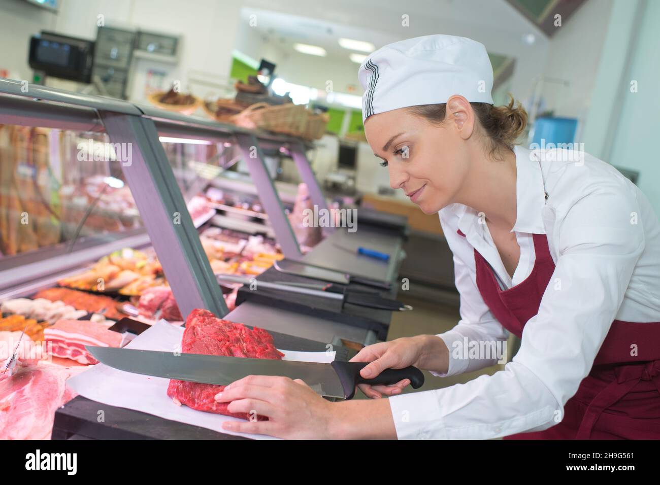 Female chef knife cuts beef hi-res stock photography and images - Alamy