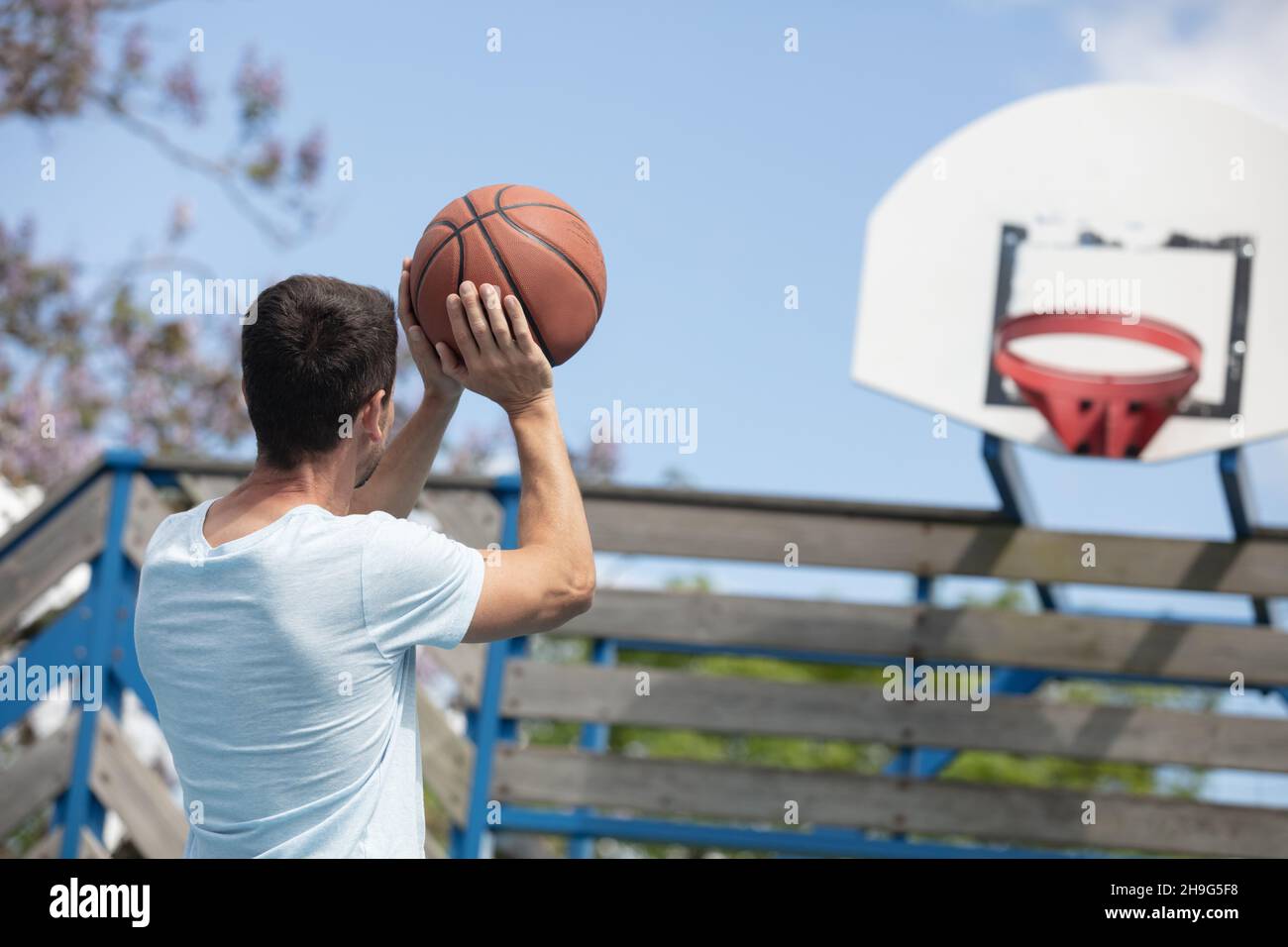Shooting from free throw line hi-res stock photography and images - Alamy