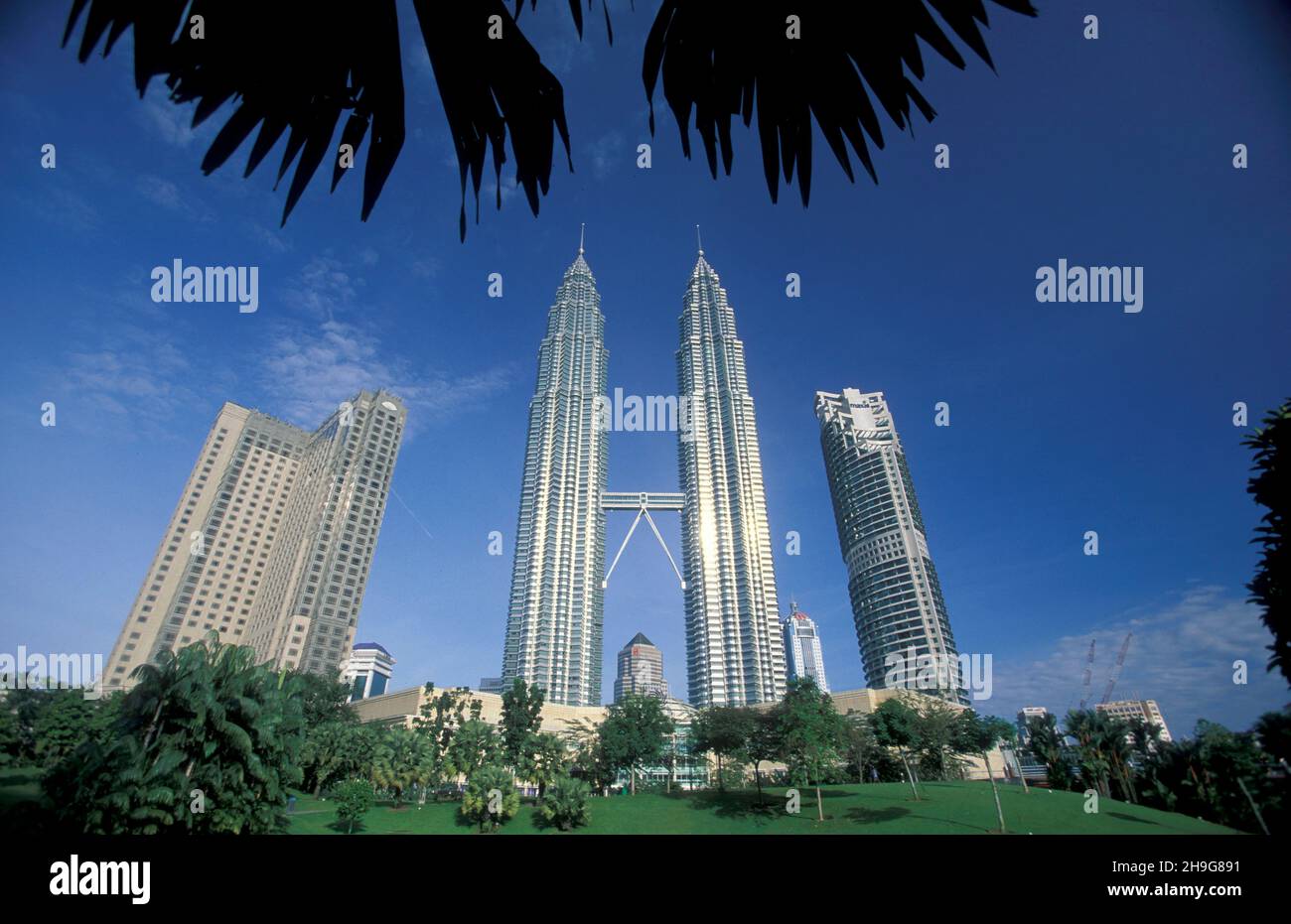 the architecture of the Petronas Twin Towers in the city of Kuala ...