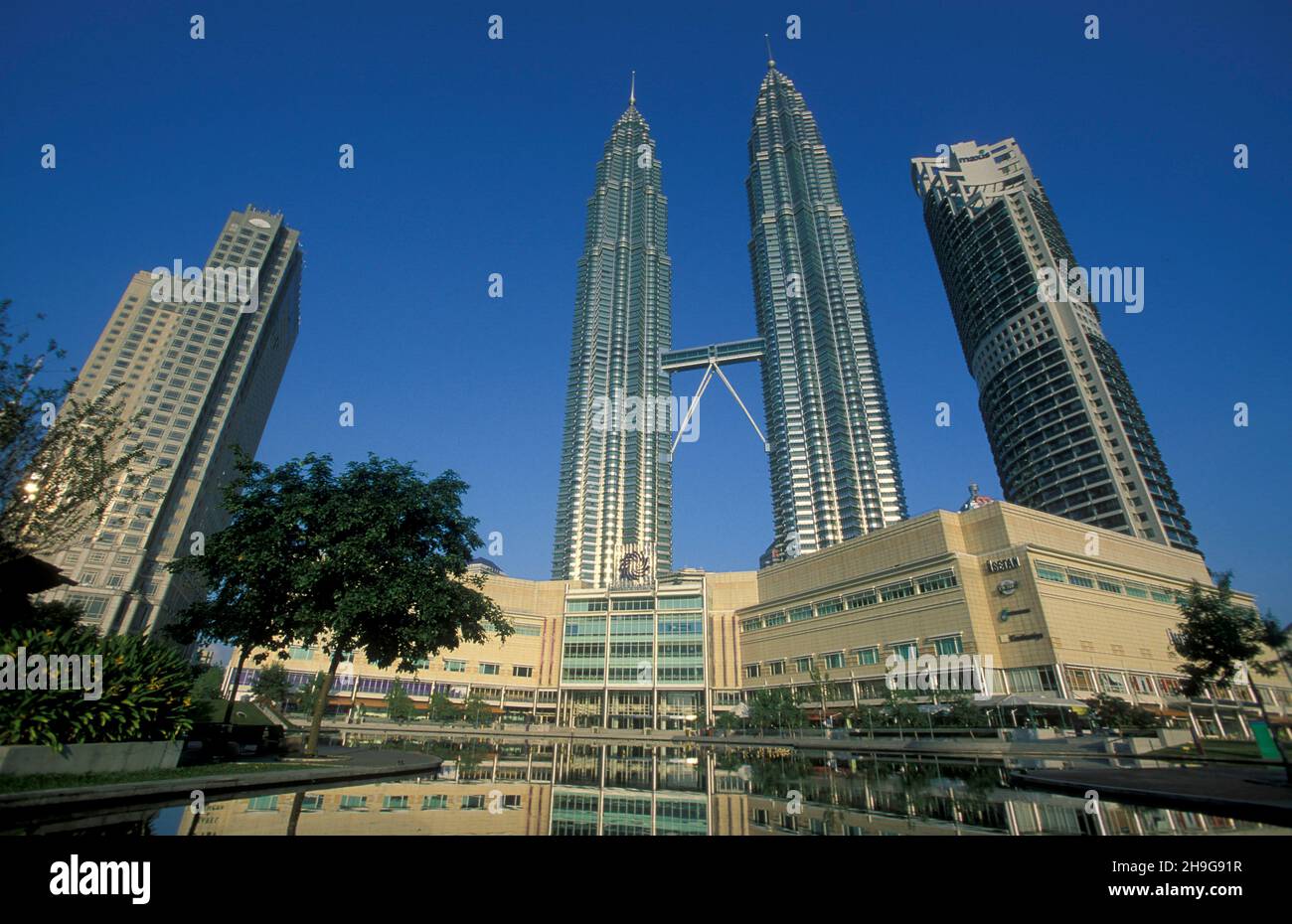 the architecture of the Petronas Twin Towers in the city of Kuala ...