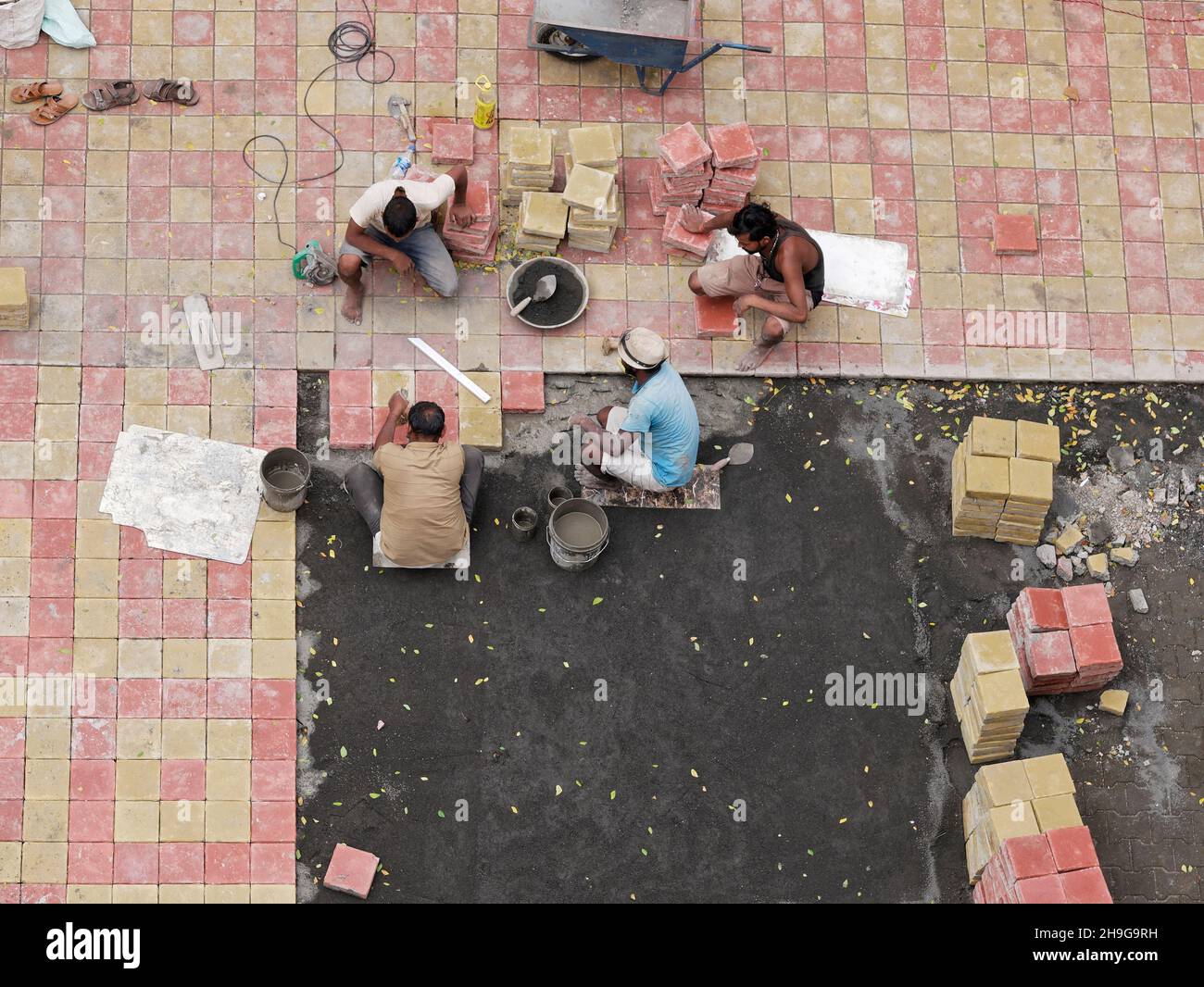 Laying paving slabs on compound The master paves the paving slab ...