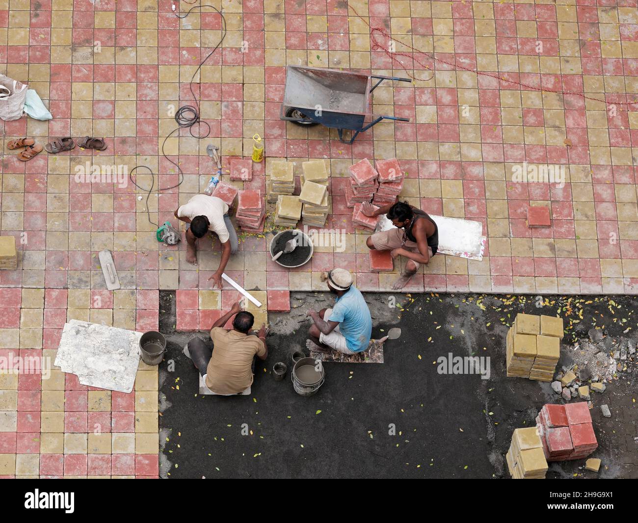 Laying paving slabs on compound The master paves the paving slab ...