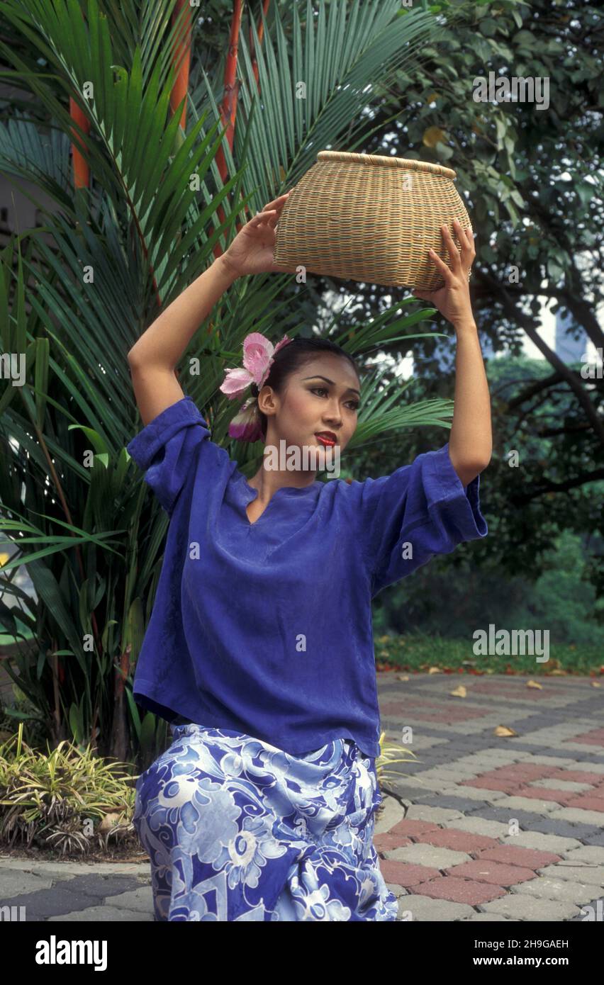 Traditional malay dress hi-res stock photography and images - Alamy