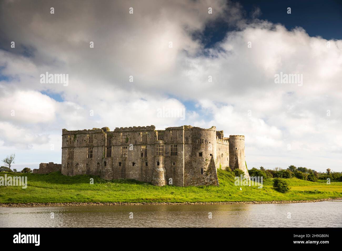 Welsh medieval castles coast coastal uk hi-res stock photography and ...
