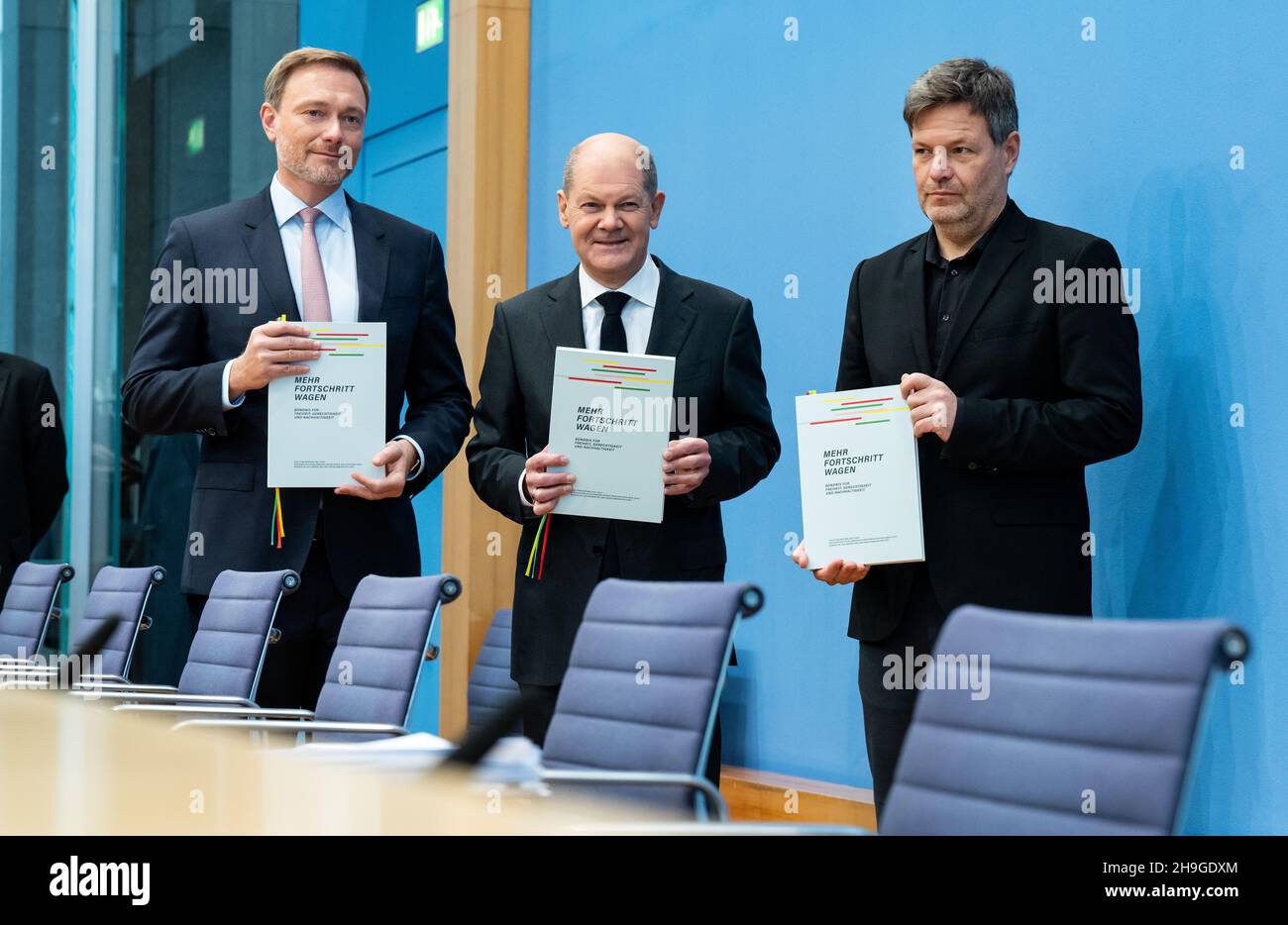 Berlin, Germany. 07th Dec, 2021. Christian Lindner, (l-r, FDP ...