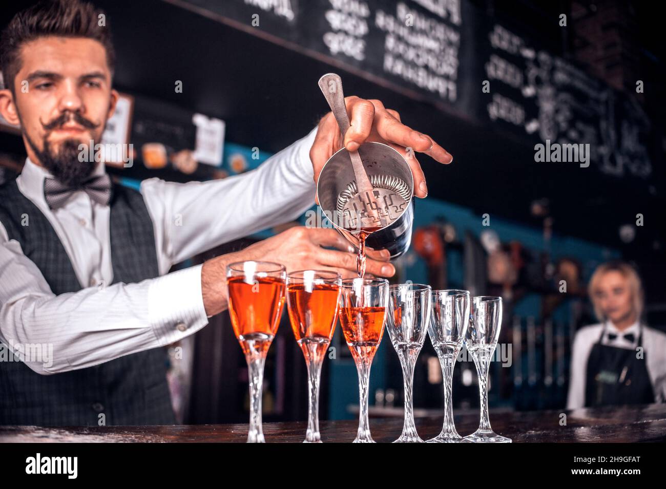 Expert bartending mixes a cocktail Stock Photo - Alamy
