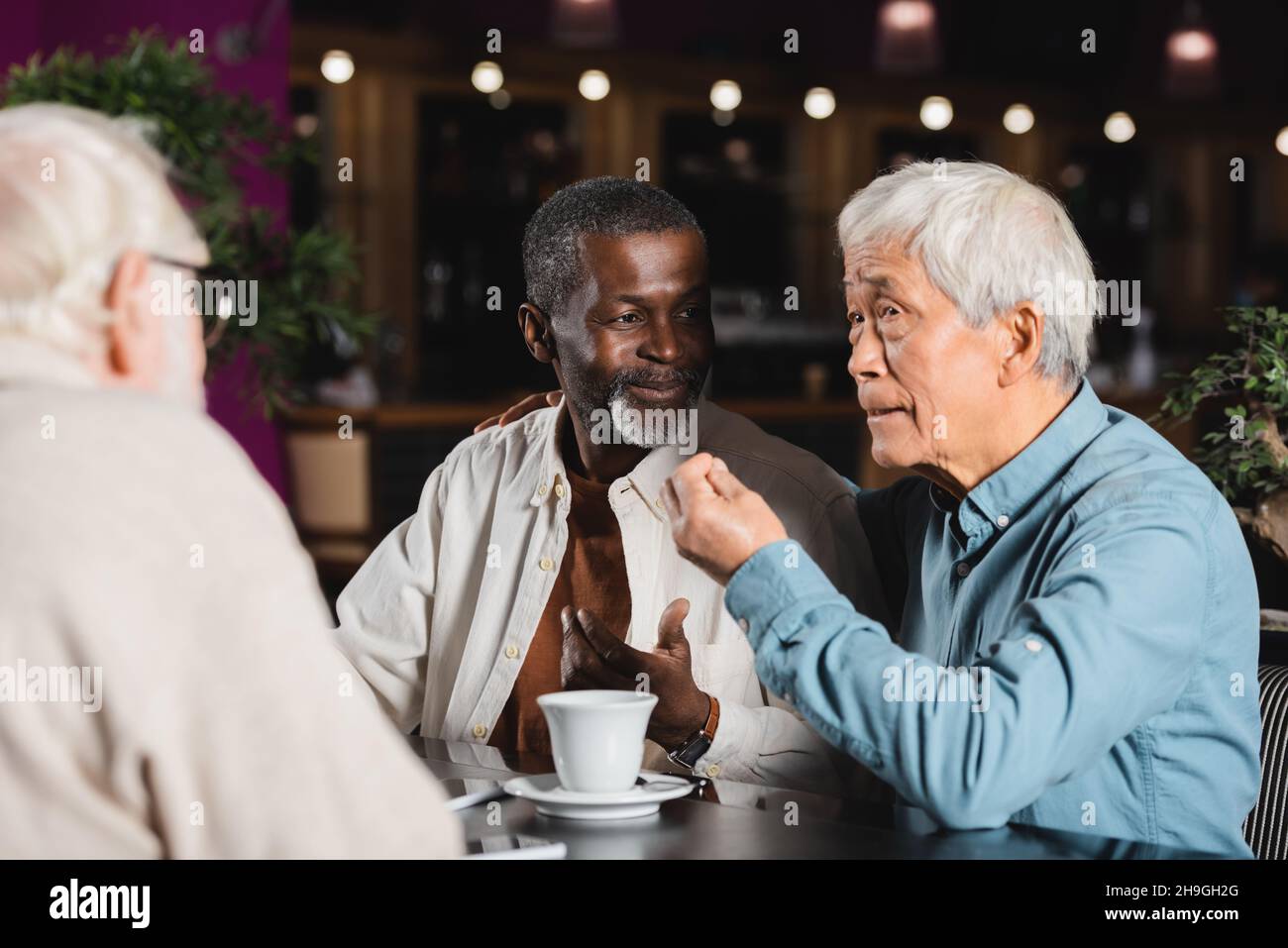 Multicultural friends and restaurant hi-res stock photography and ...
