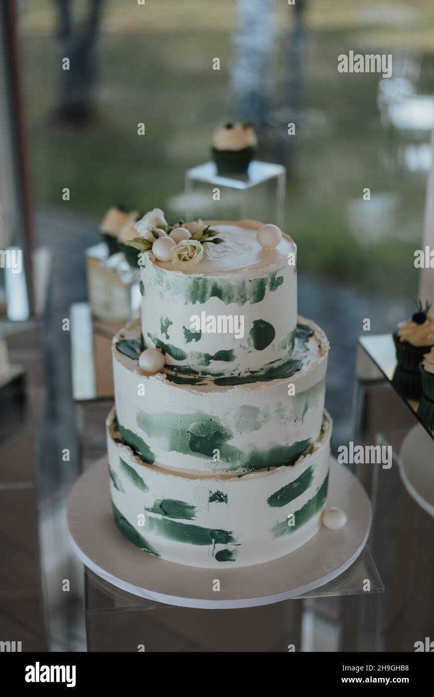 Vertical shot beautiful cake hi-res stock photography and images - Alamy