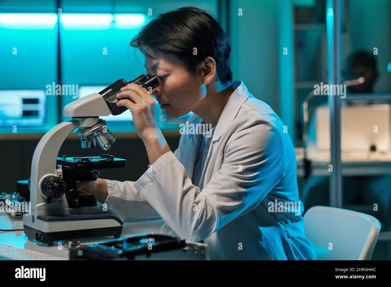 Female laboratory worker hi-res stock photography and images - Alamy