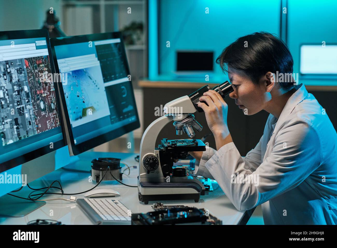 Microscope monitor hi-res stock photography and images - Alamy