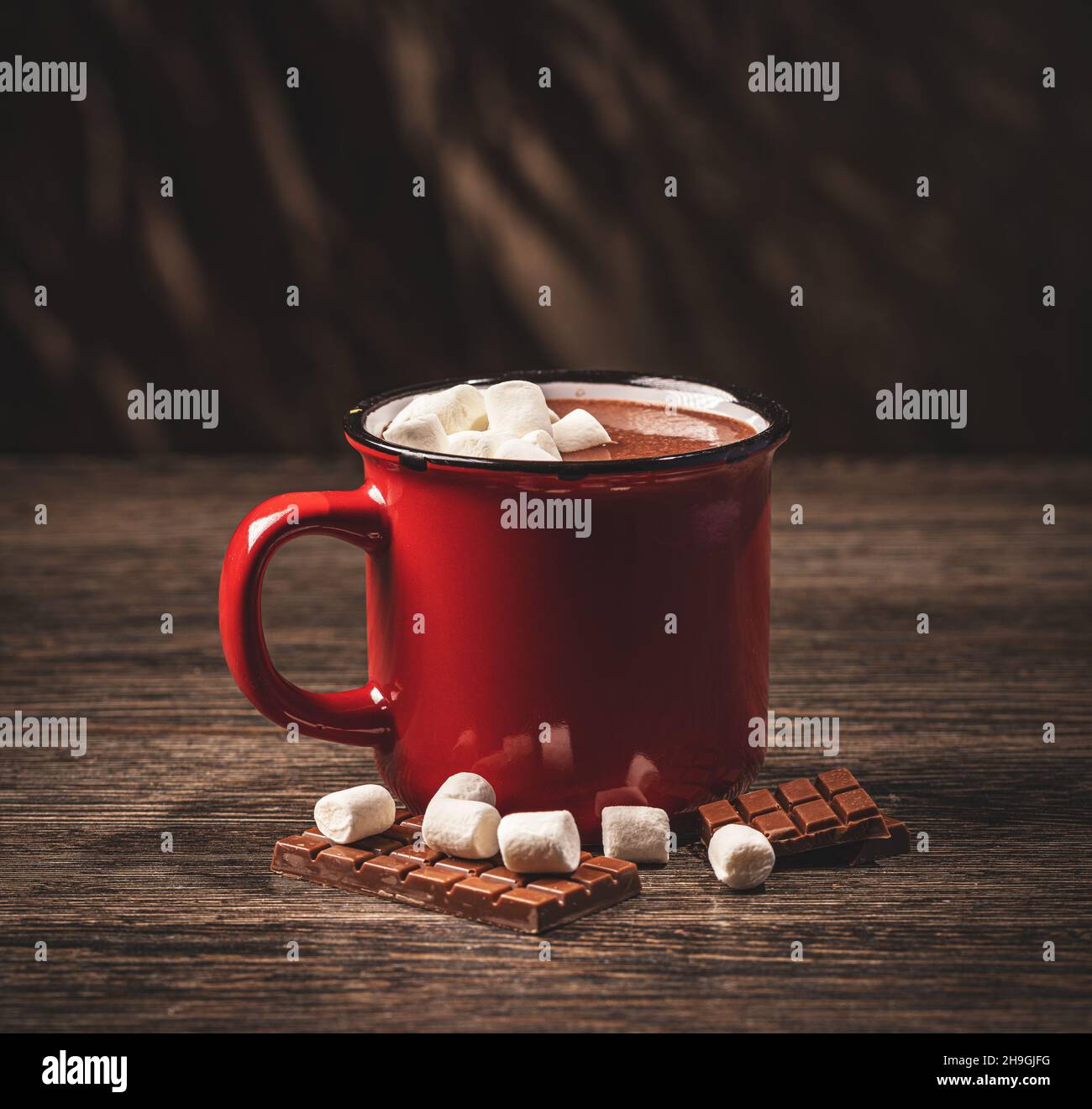 Hot chocolate with marsmallow candies and pieces of chocolate Stock ...