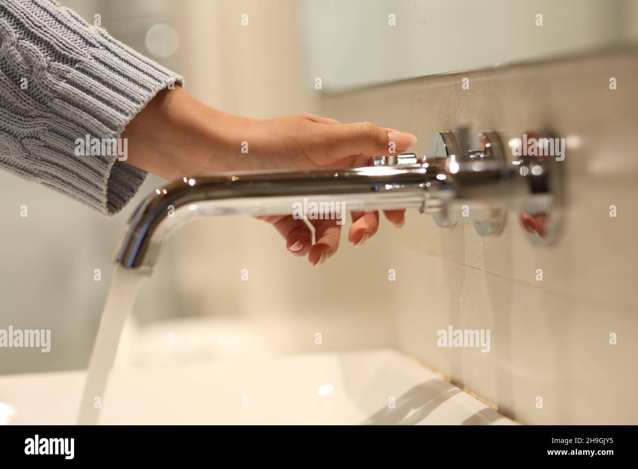 Open washroom hotel people hi-res stock photography and images - Alamy