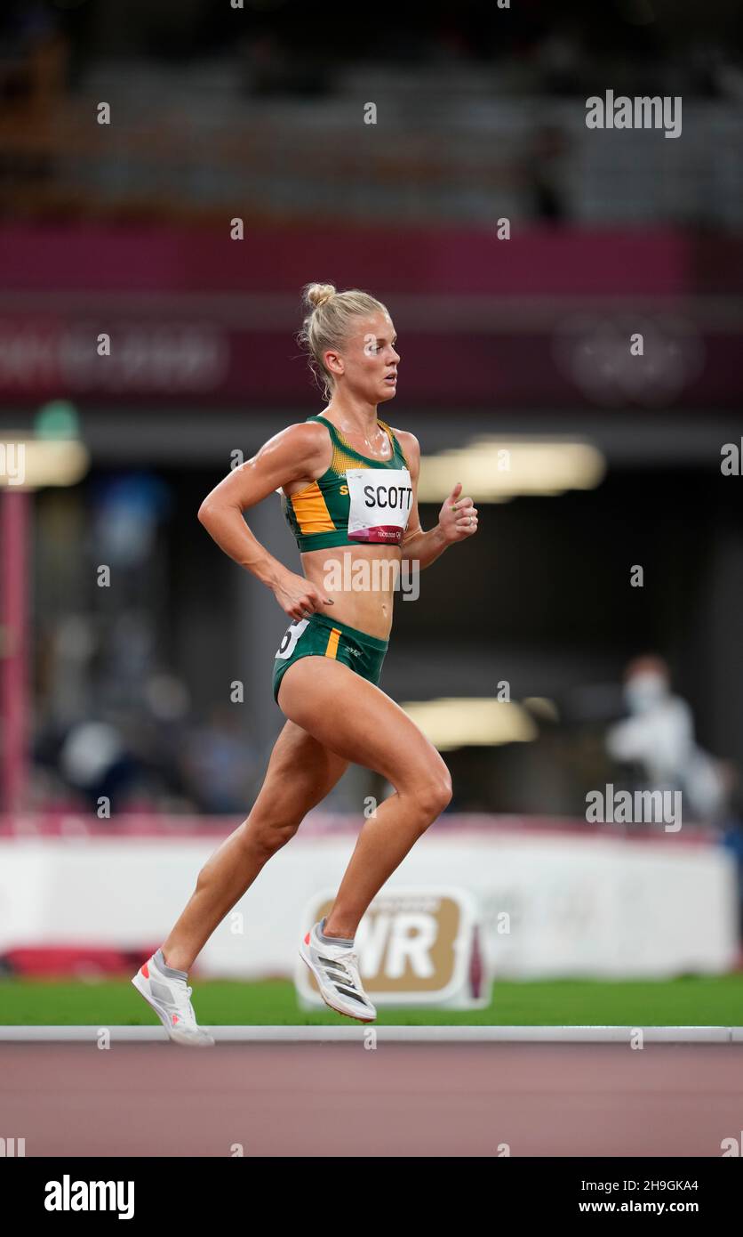 Dominique Scoot competing in the 10,000 meters of the 2020 Tokyo ...