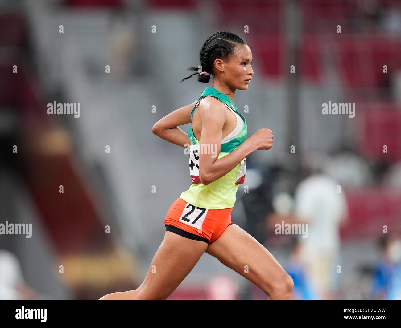 Letesenbet Gidey competing in the 10,000 meters of the 2020 Tokyo ...