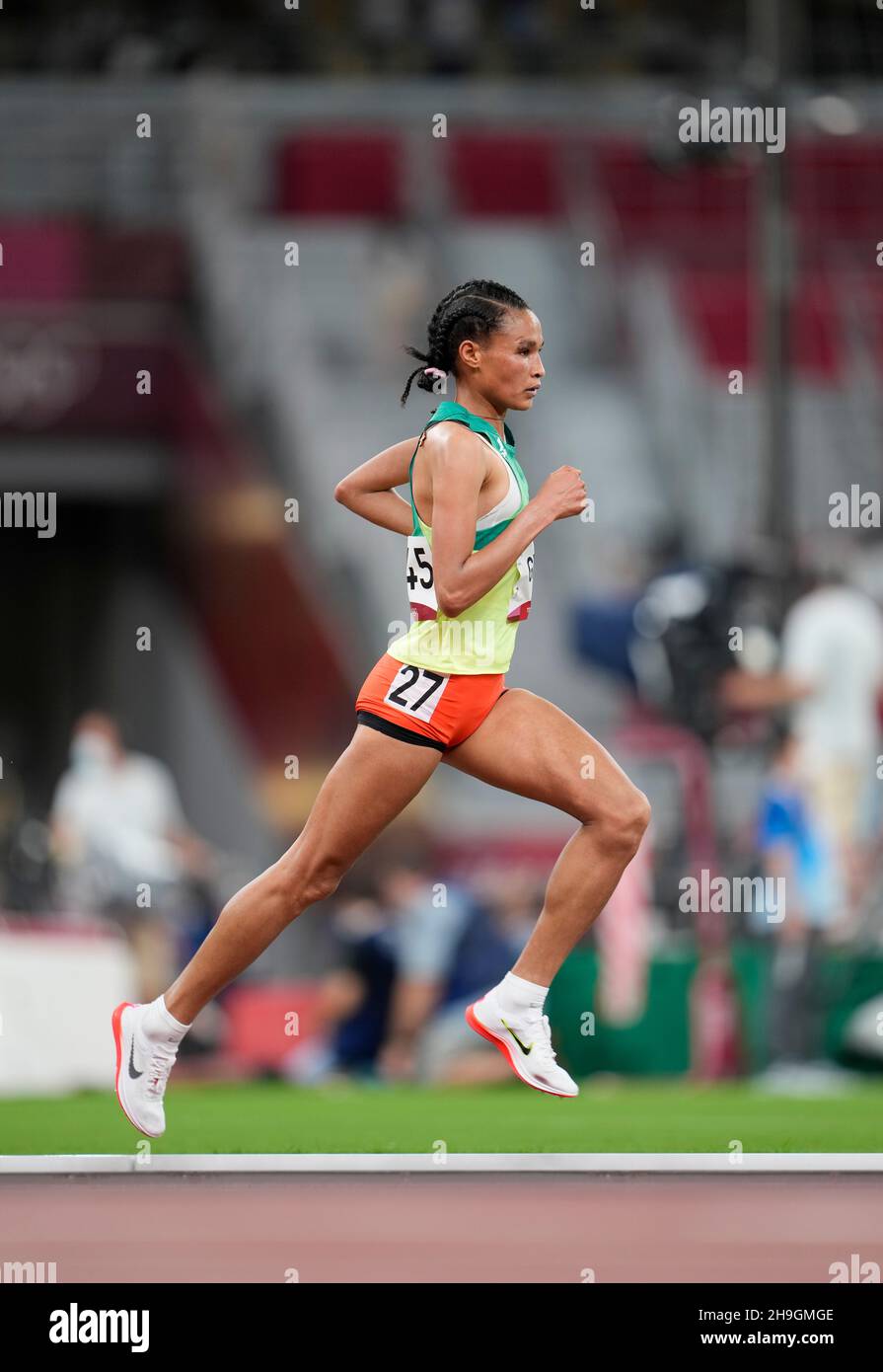 Letesenbet Gidey competing in the 10,000 meters of the 2020 Tokyo ...