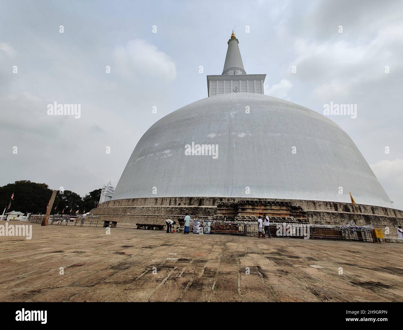 Ruwanweli Maha Seya stupa in Anuradhapura Stock Photo - Alamy