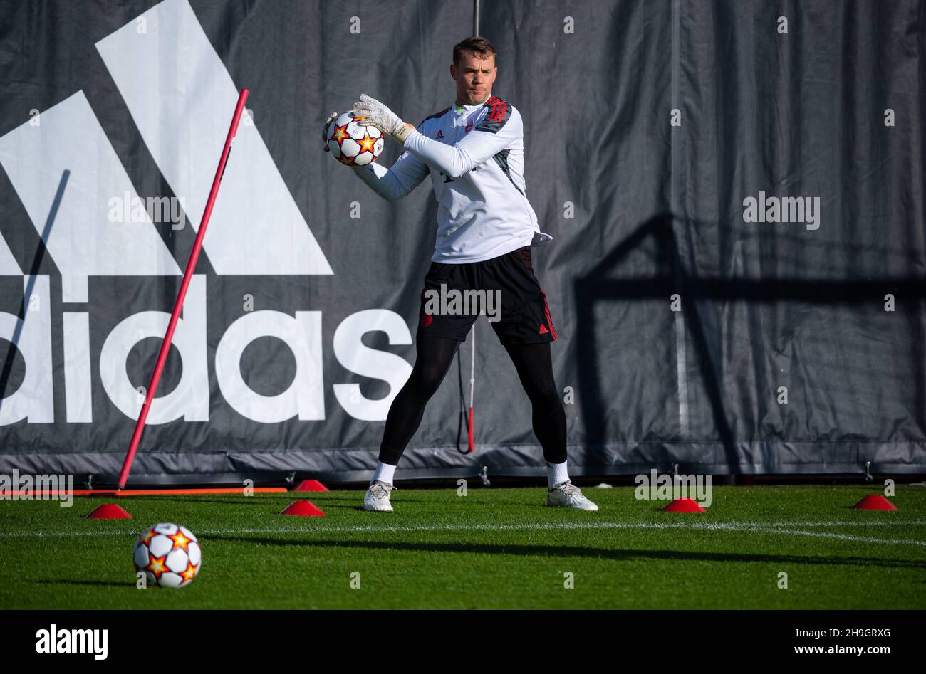 Munich, Germany. 07th Dec, 2021. Football: Champions League, Bayern ...