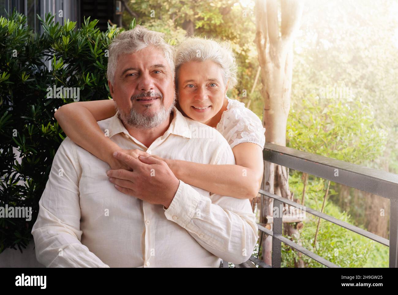 Elderly couple hugging home hi-res stock photography and images - Alamy
