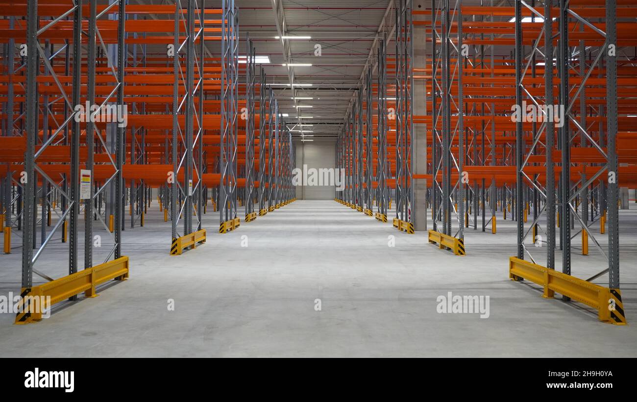logistics warehouse with empty high racks Stock Photo - Alamy