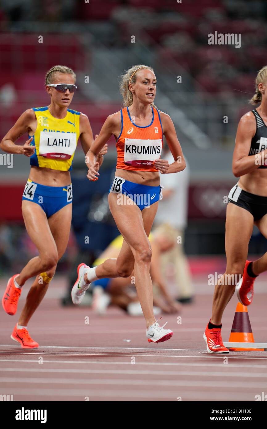 Susan Krumins competing in the 10,000 meters of the 2020 Tokyo Olympics ...