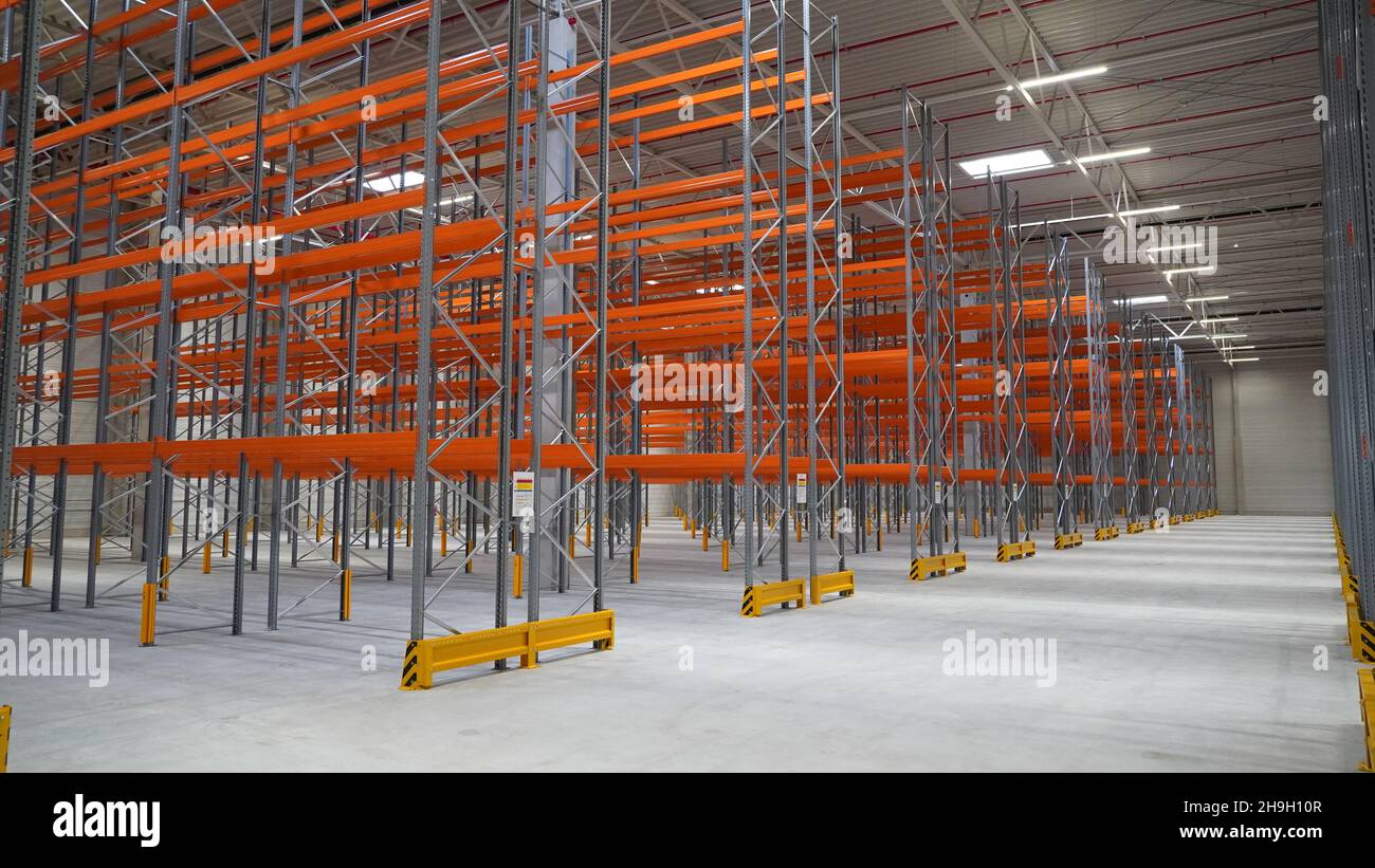 logistics warehouse with empty high racks Stock Photo - Alamy