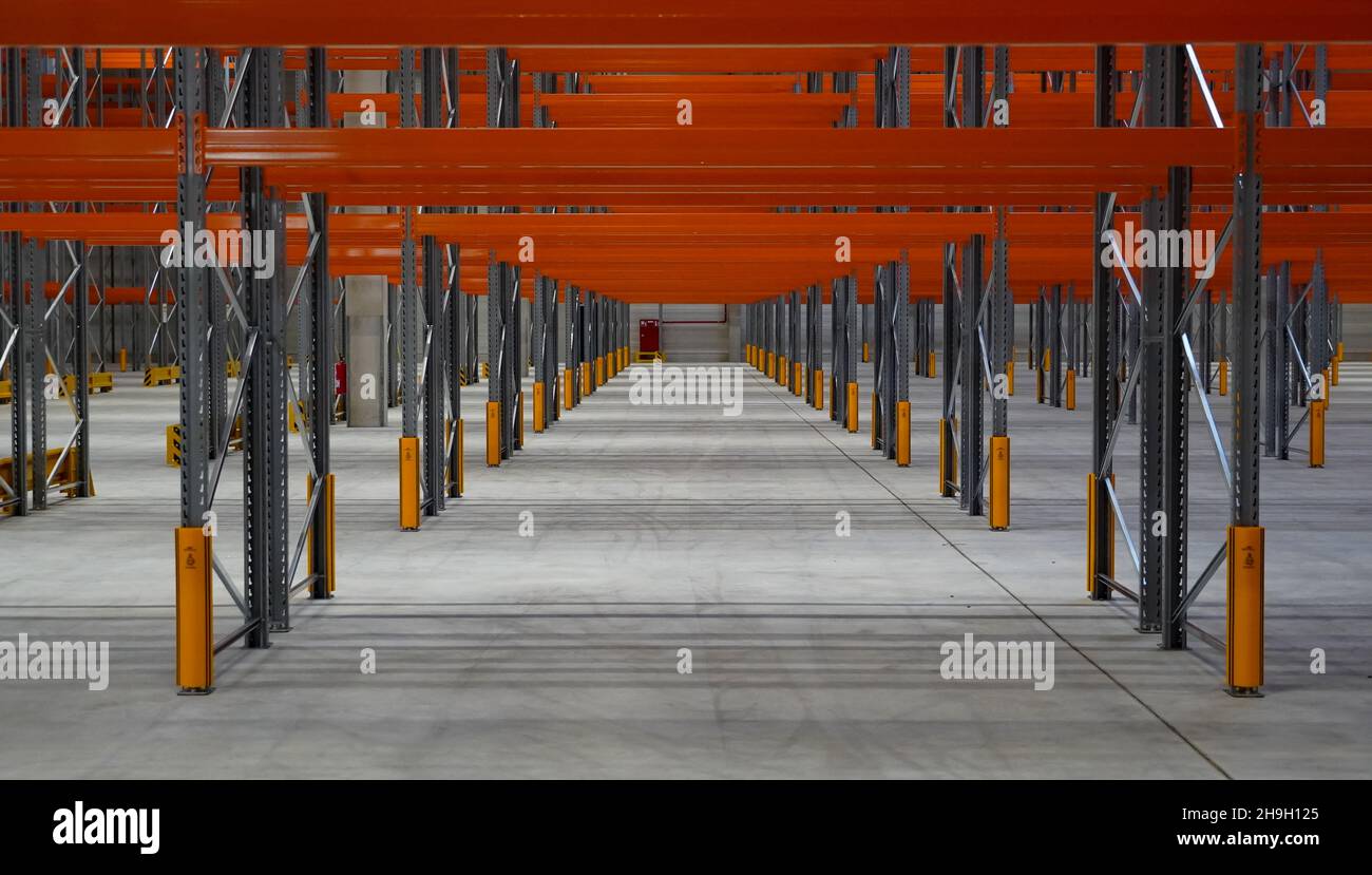logistics warehouse with empty high racks Stock Photo - Alamy