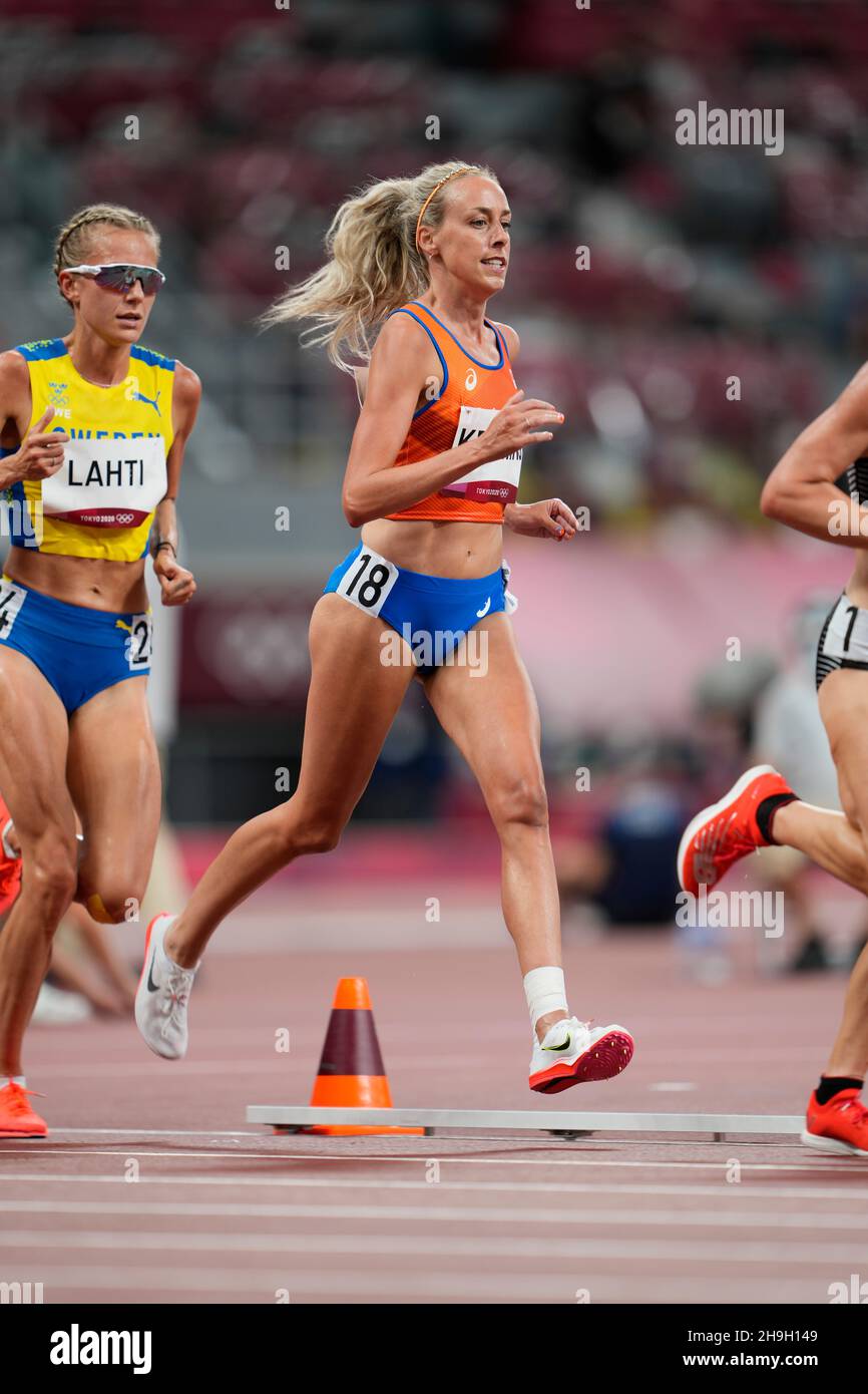 Susan Krumins competing in the 10,000 meters of the 2020 Tokyo Olympics ...