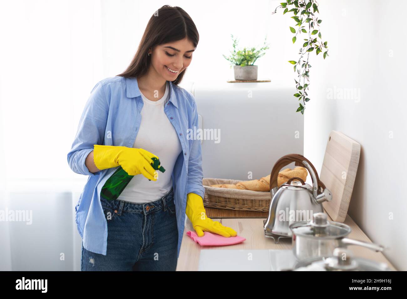 Lady cleaning kitchen table hi-res stock photography and images - Alamy