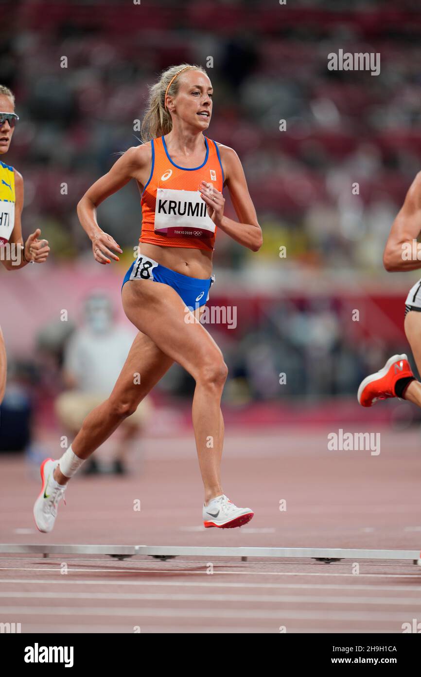 Susan Krumins competing in the 10,000 meters of the 2020 Tokyo Olympics ...