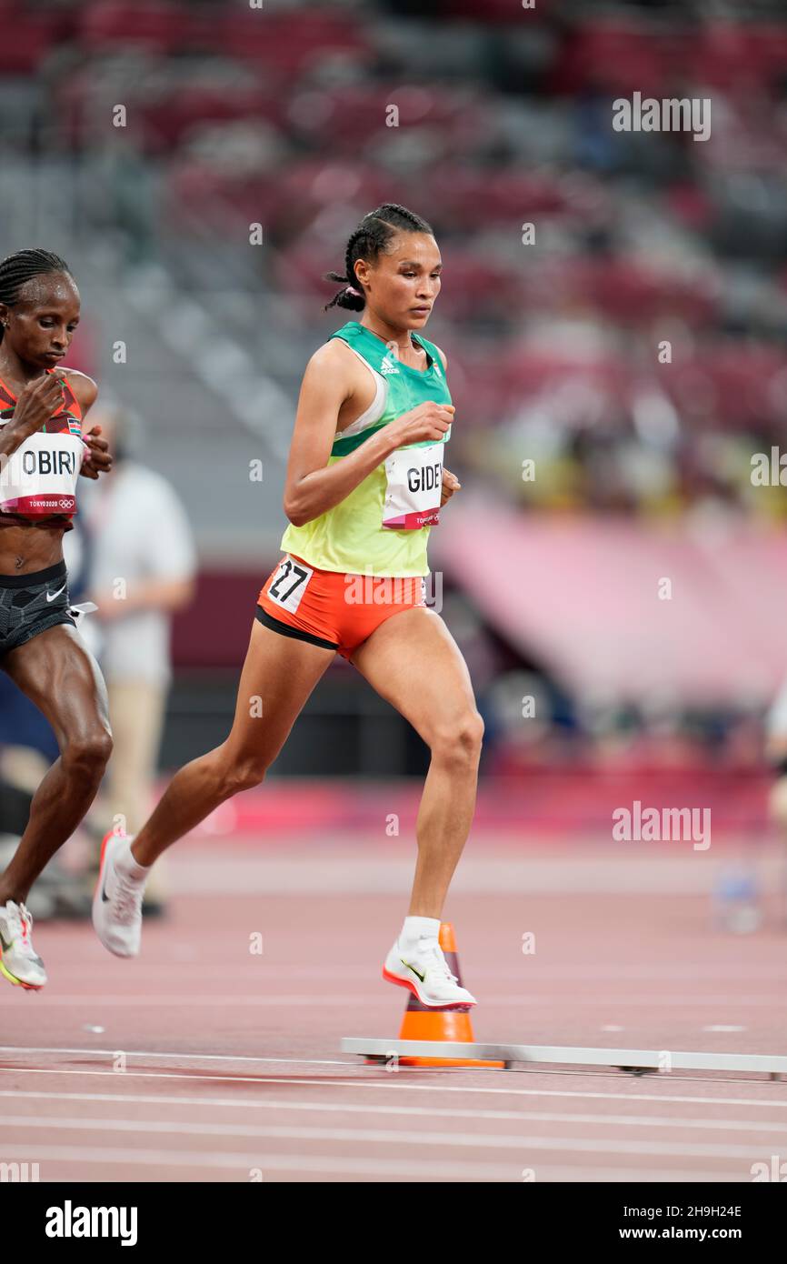 Letesenbet Gidey competing in the 10,000 meters of the 2020 Tokyo ...