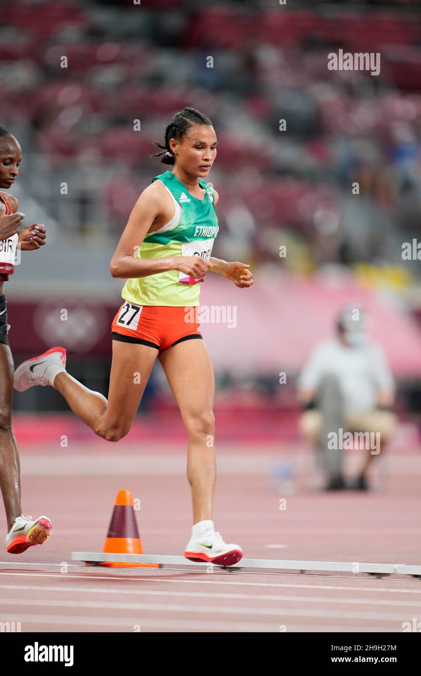 Letesenbet Gidey competing in the 10,000 meters of the 2020 Tokyo ...