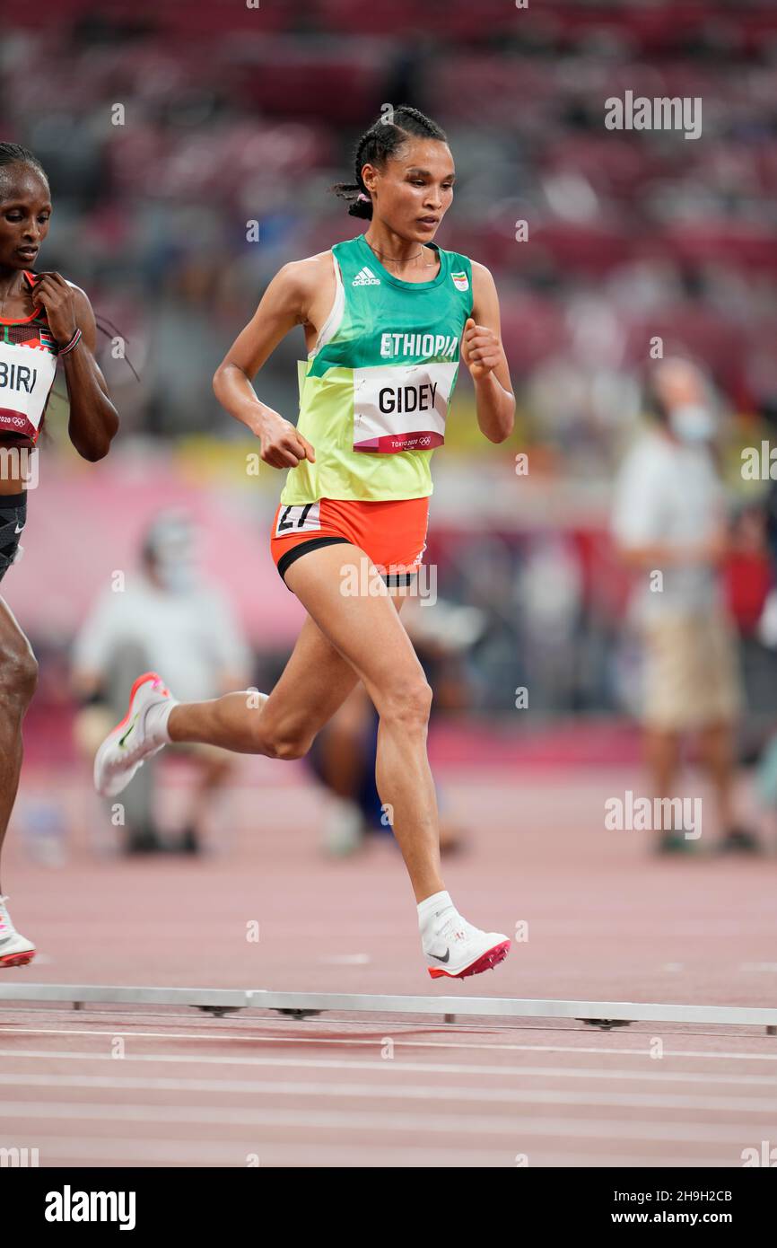 Letesenbet Gidey competing in the 10,000 meters of the 2020 Tokyo ...