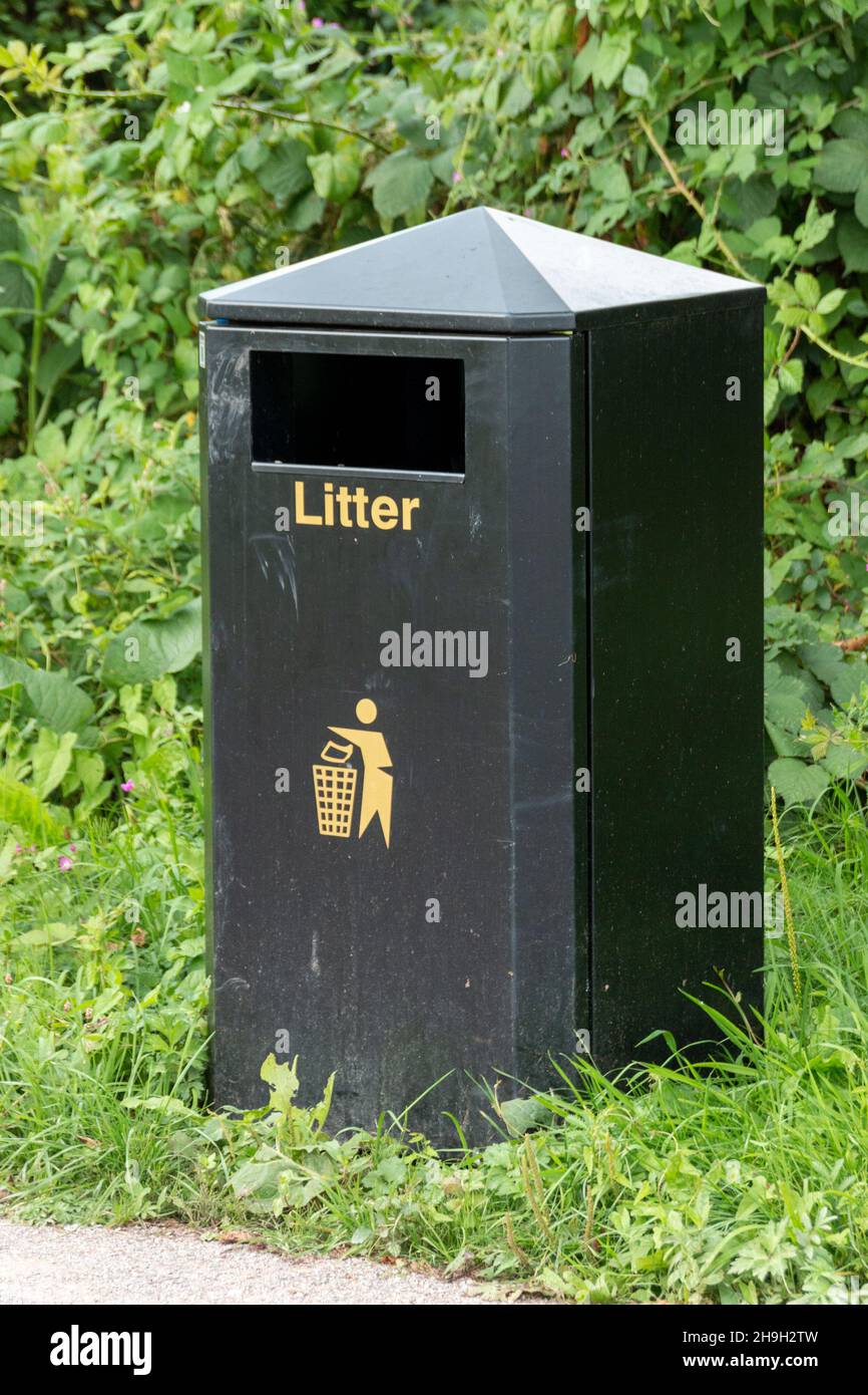 Leaves dustbin hi-res stock photography and images - Alamy