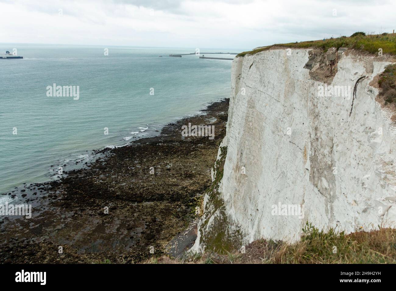 A close up view of the white cliff or Dover Stock Photo - Alamy