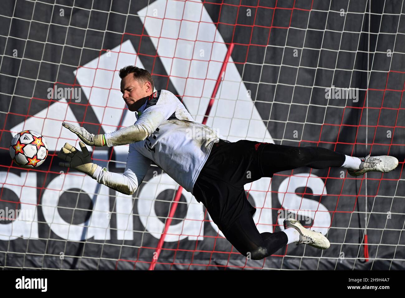 Munich, Germany. 07th Dec, 2021. Manuel NEUER (goalwart FC Bayern ...