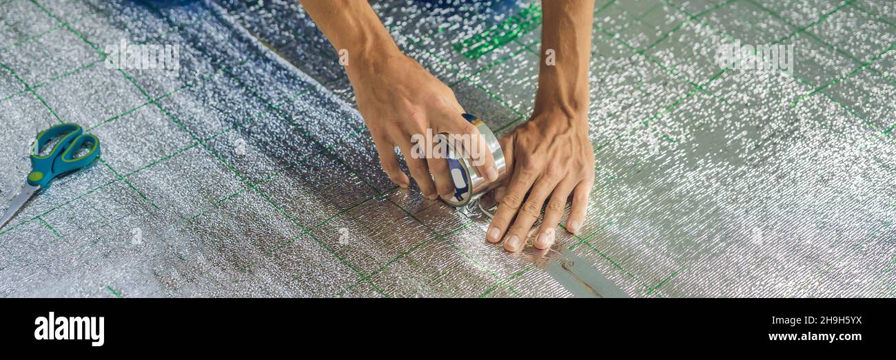 BANNER, LONG FORMAT Master installs the overlapping thermal insulation ...