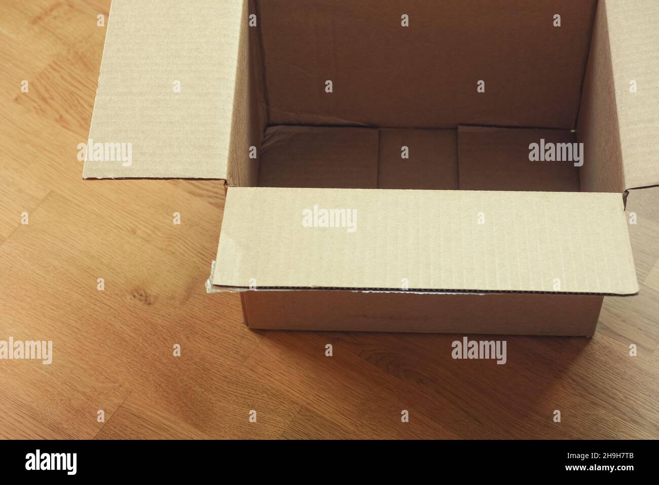 Open packing box hi-res stock photography and images - Alamy
