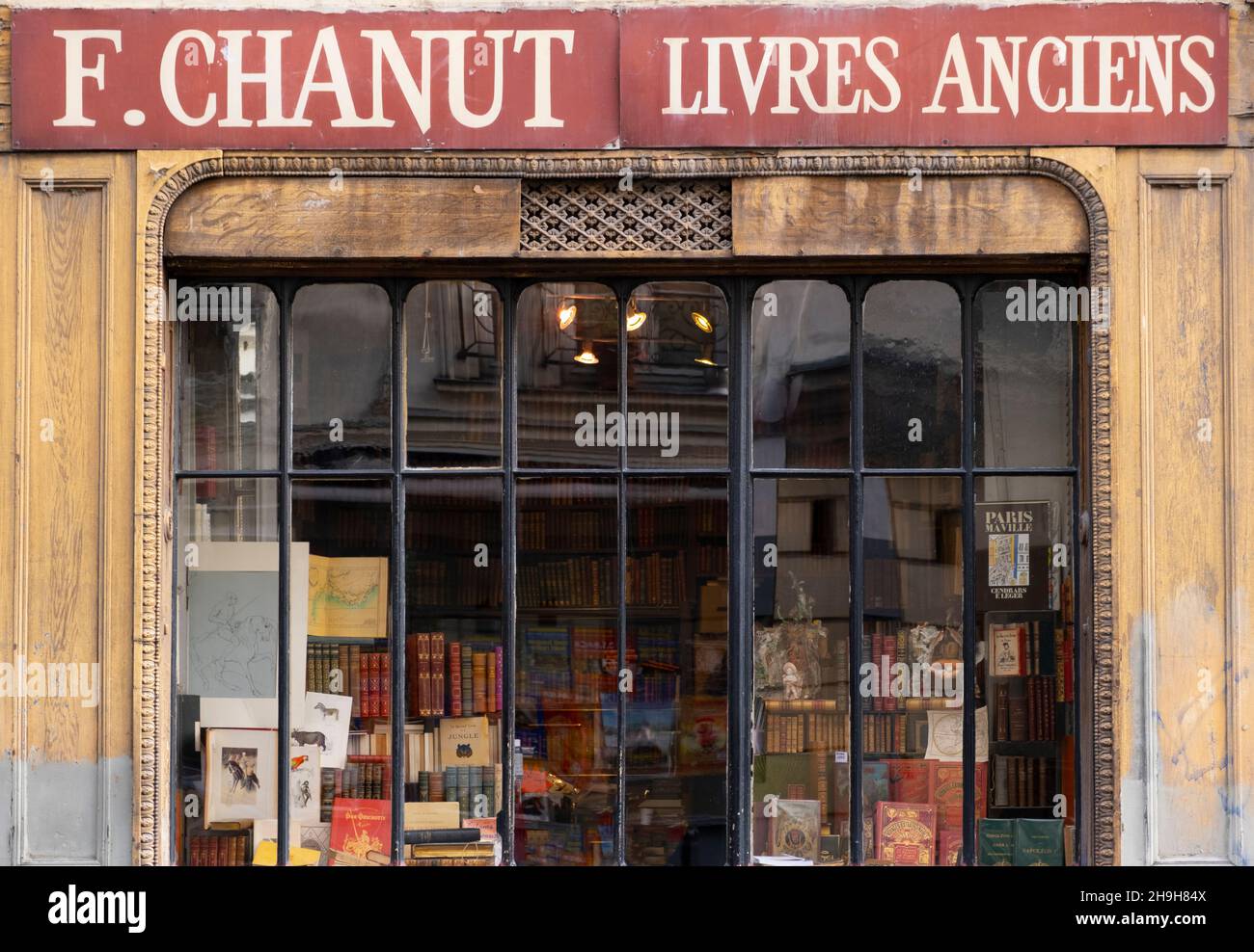Book store front paris hi-res stock photography and images - Alamy