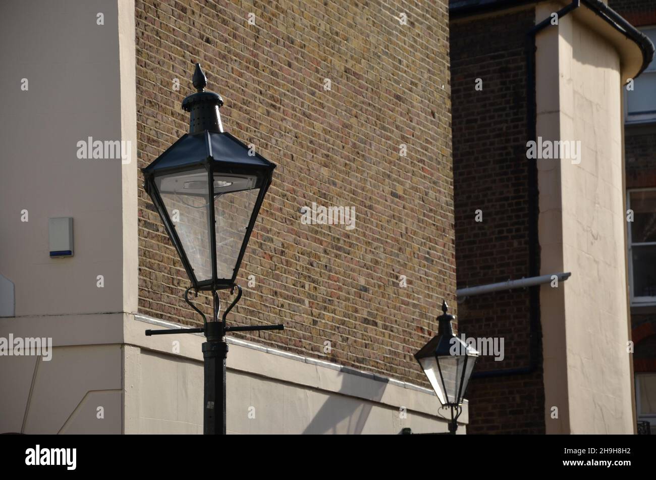 Old style london street lamp hi-res stock photography and images - Alamy