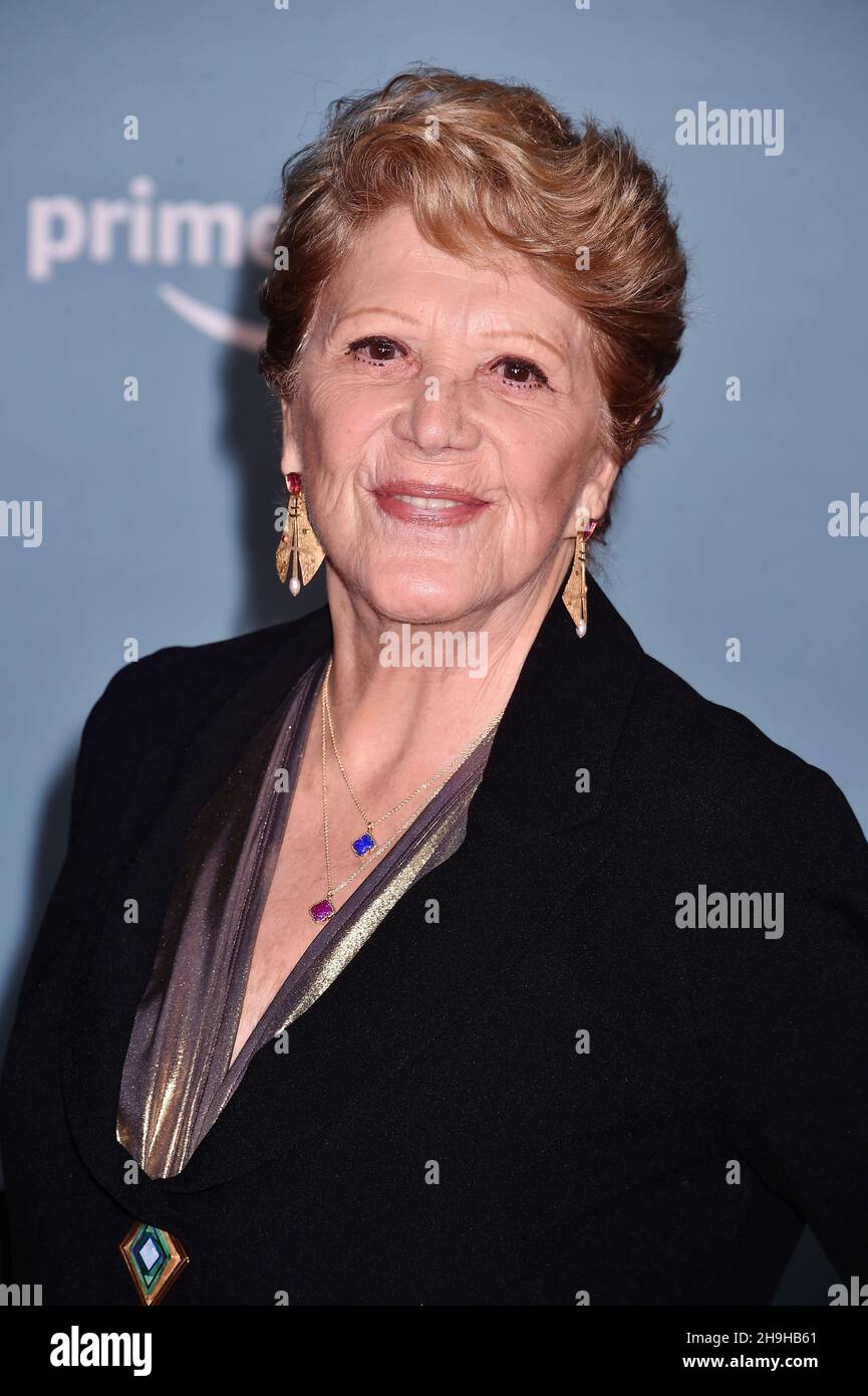 LOS ANGELES, CA - DECEMBER 06: Linda Lavin attends the Los Angeles ...