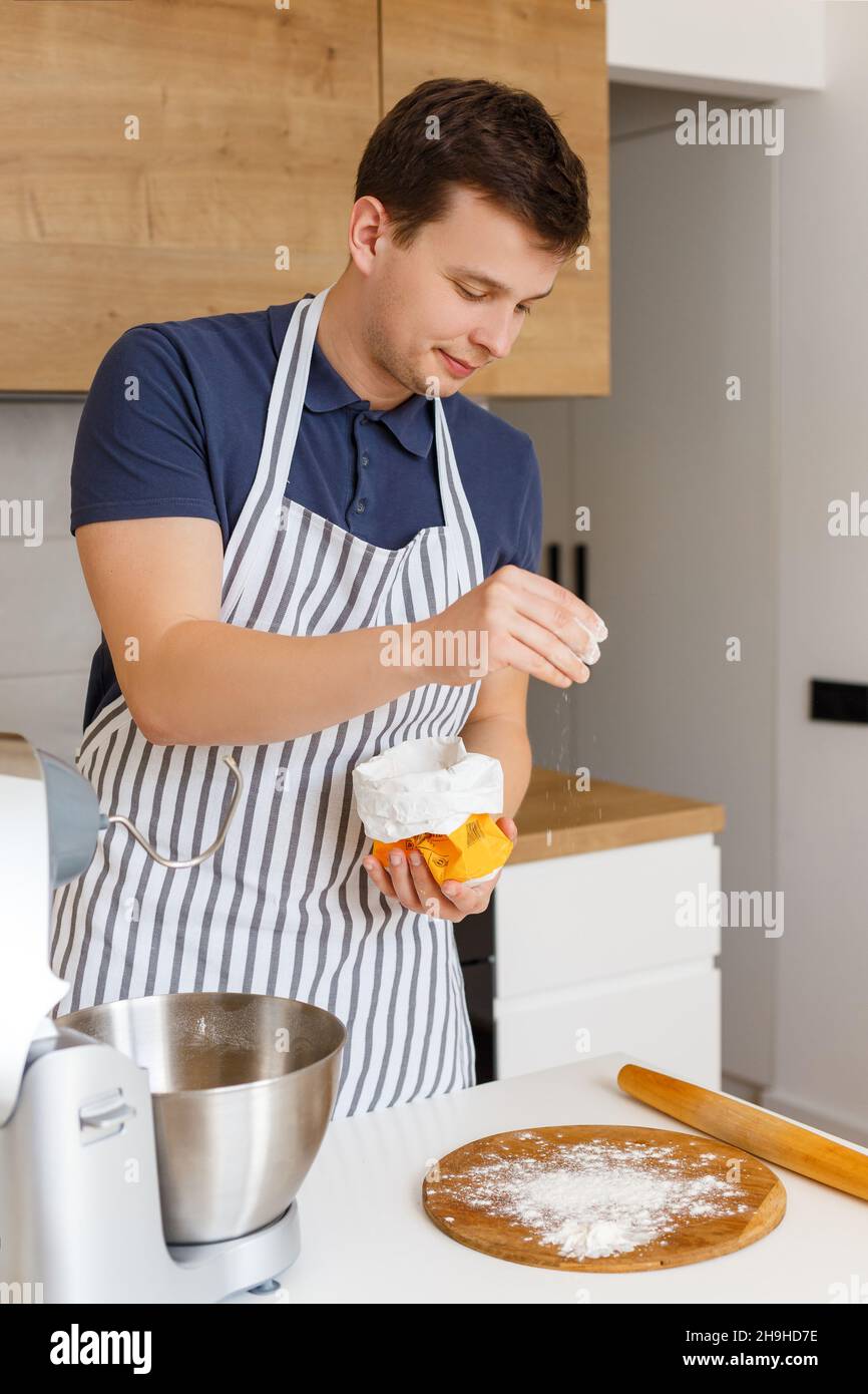 Sifting for food hi-res stock photography and images - Alamy