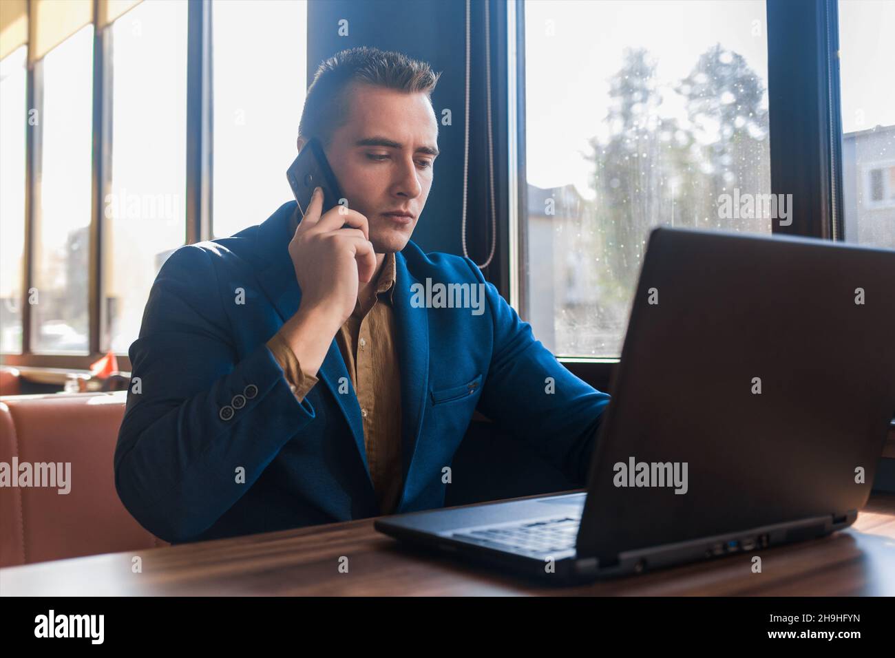 Man using tab at coffee shop hi-res stock photography and images - Alamy