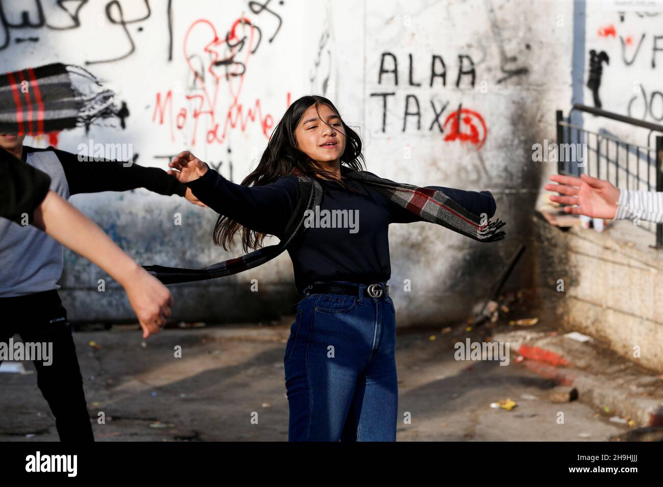 Palestinian traditional dance hi-res stock photography and images - Alamy