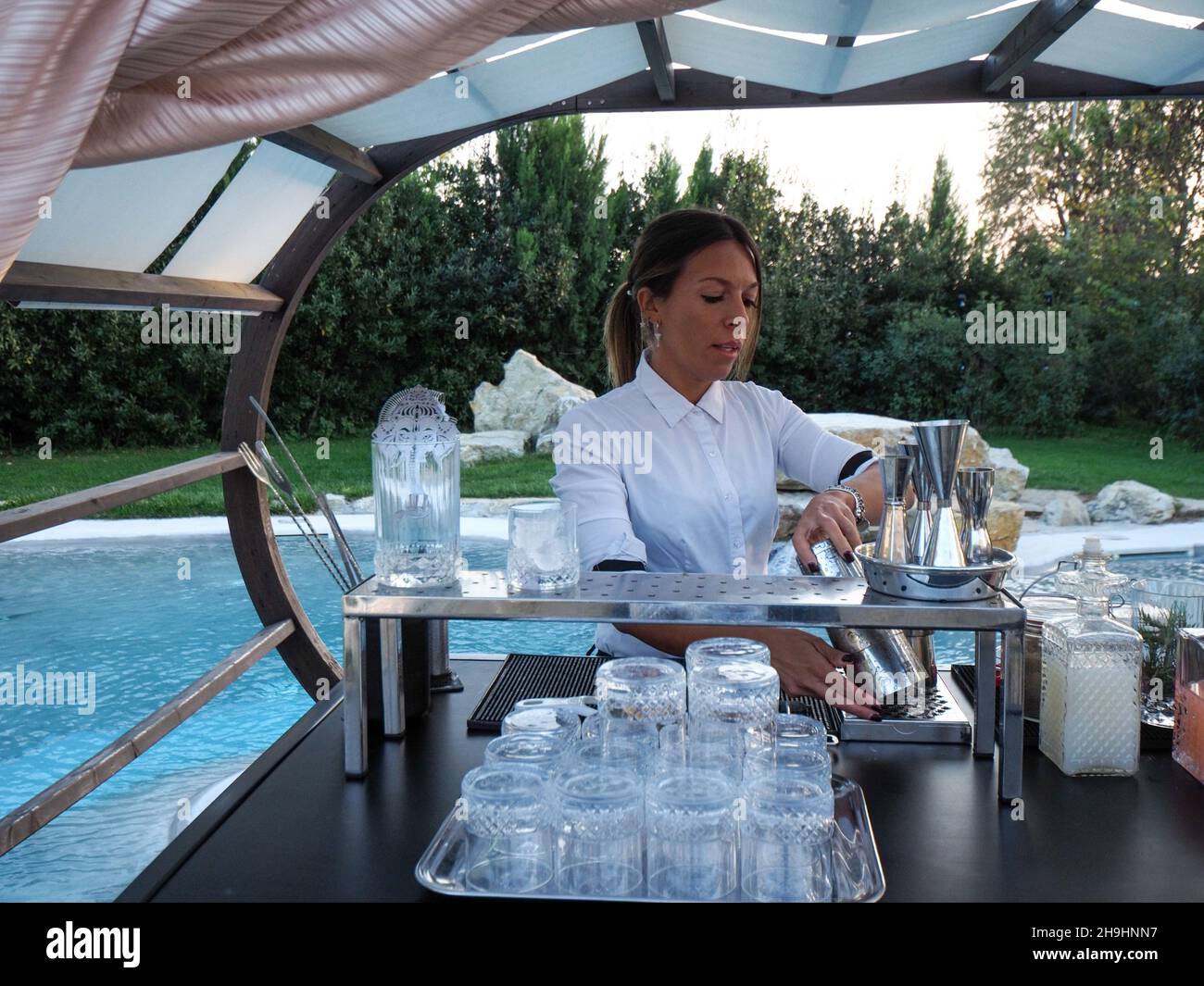 Barmaid shaking cocktail hi-res stock photography and images - Alamy