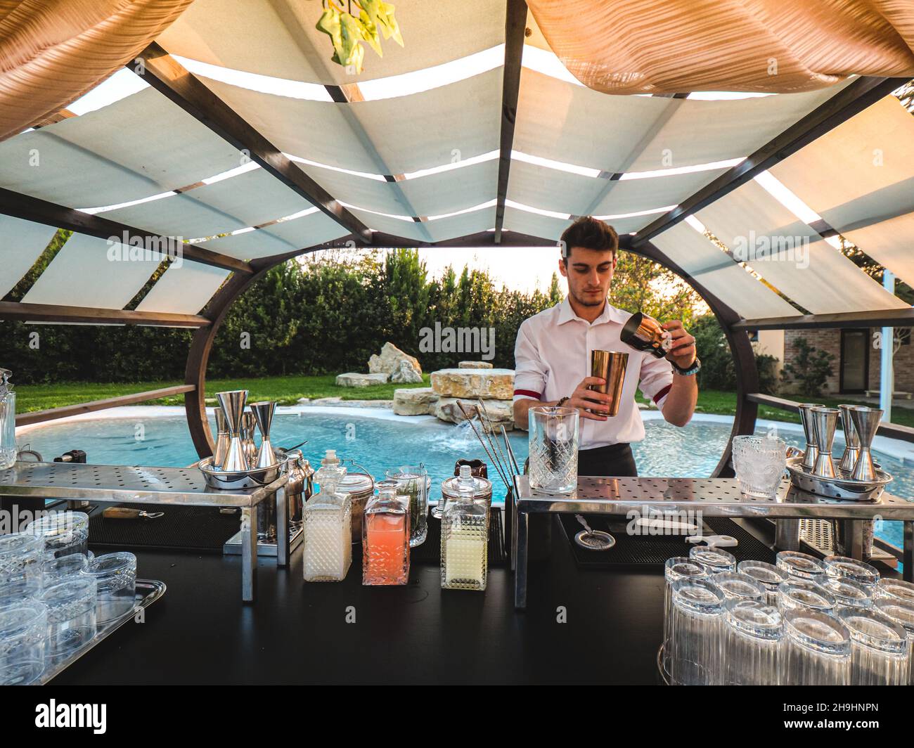 Italian barman mixing cocktails at the pool party Stock Photo - Alamy