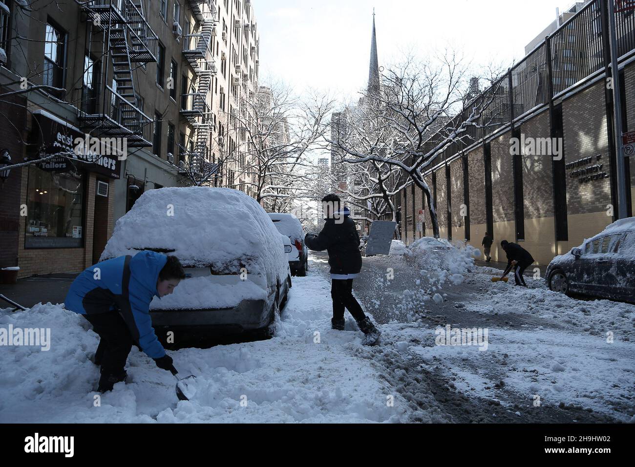Digging out snow hi-res stock photography and images - Alamy