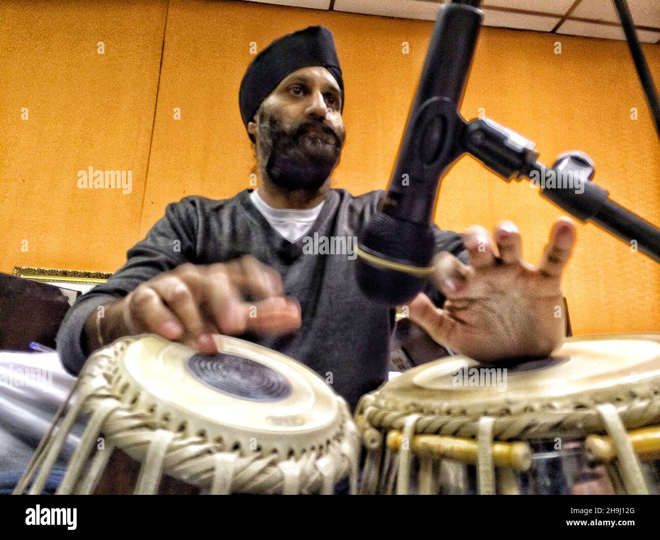Tabla player hi-res stock photography and images - Alamy