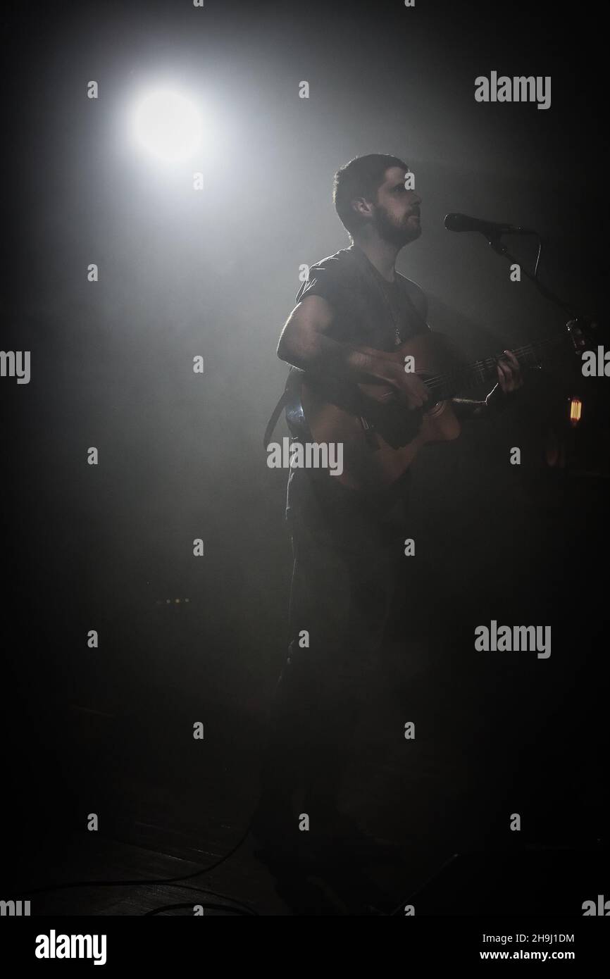 Singer songwriter Nick Mulvey performing live on stage at Scale in ...