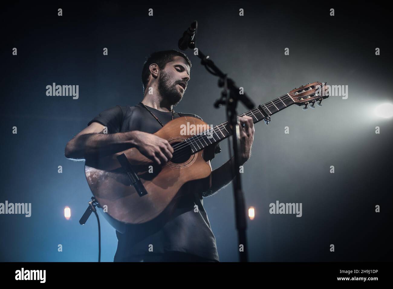 Singer songwriter Nick Mulvey performing live on stage at Scale in ...